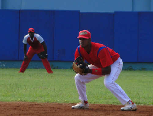 SPORTS: KEEP escaping to U.S. Cuban Baseball players. ** SIGUEN las ...