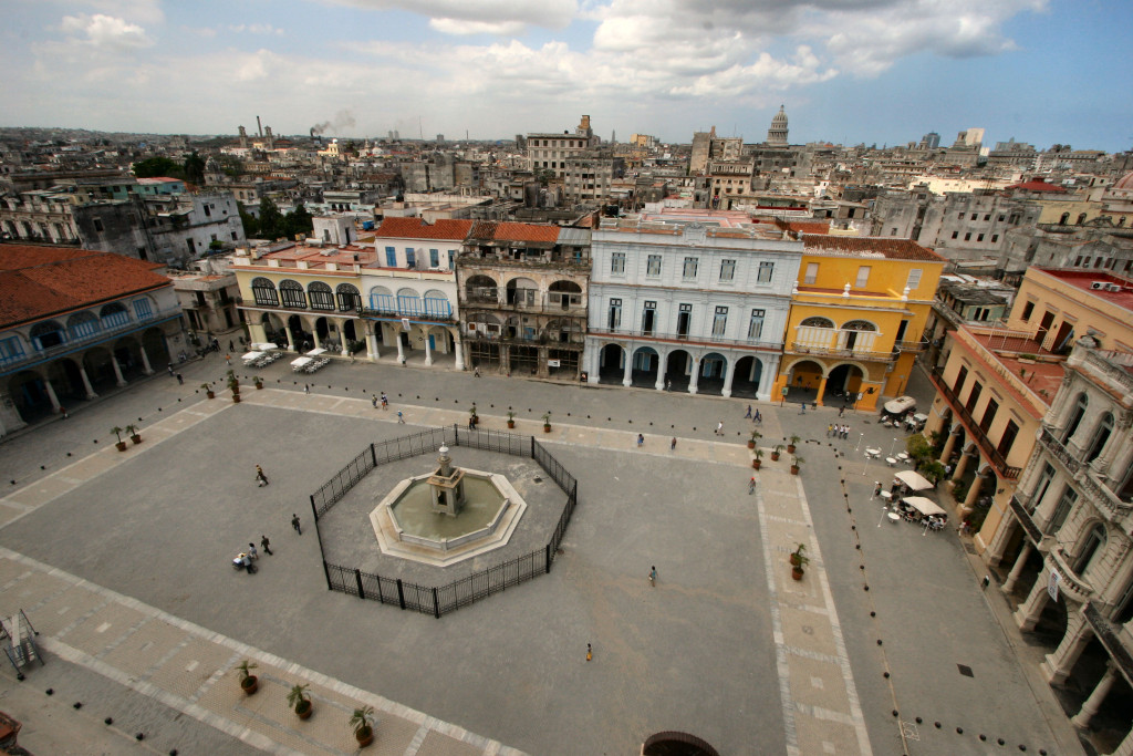 THE OLD SPANIARD “Plaza de Armas”, Havana Vieja. Cuba. *** La Vieja ...