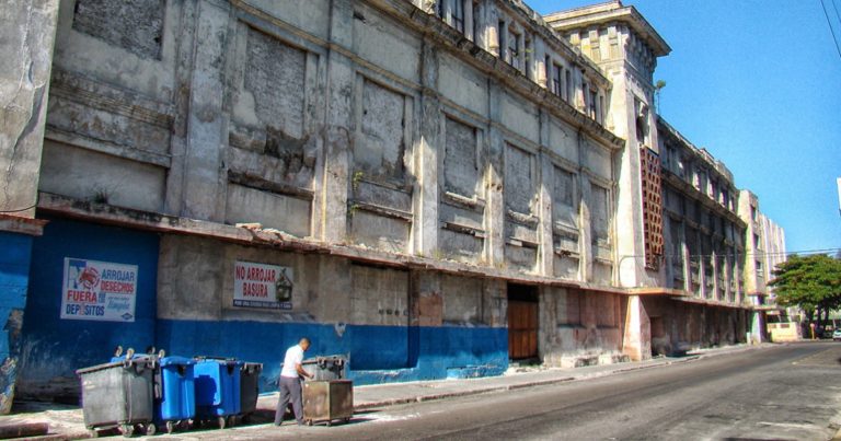 THE OLD "MOSCU" Restaurant in Havana, Cuba. PHOTOS EL VIEJO Restaurante ...