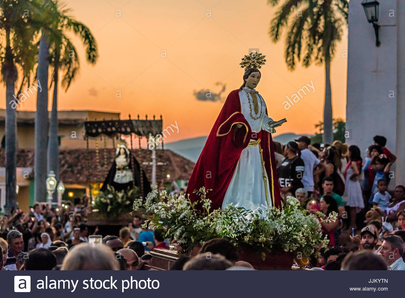 durante-la-semana-santa-se-conoce-como-semana-santa-estatuas-religiosas ...
