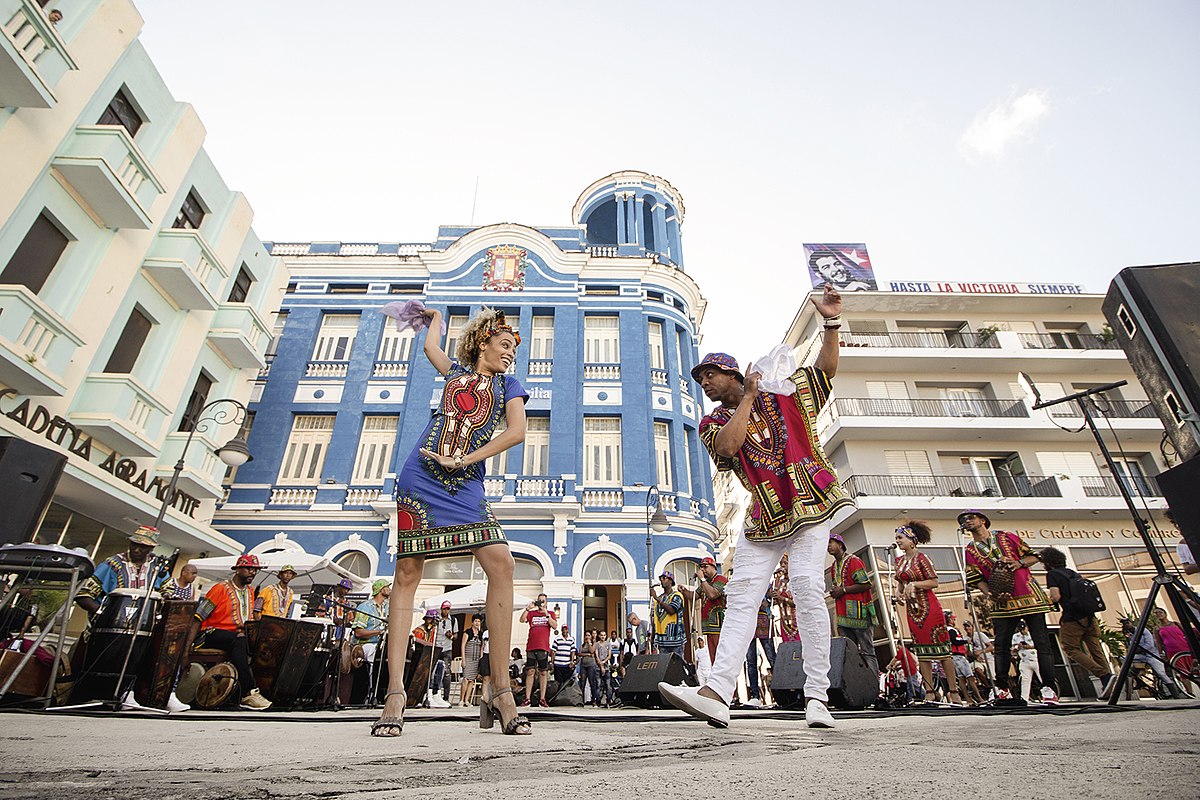 1200px-Bailarines_de_rumba_cubana_en_la_plaza_de_los_trabajadores_de ...